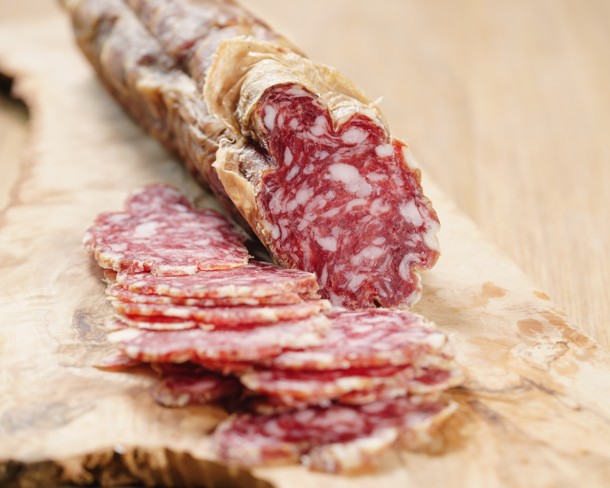 Comment enlever la peau du saucisson ? – La Boutique Des Saucissons